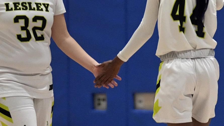 One-armed basketball player makes women's Division III history with basket