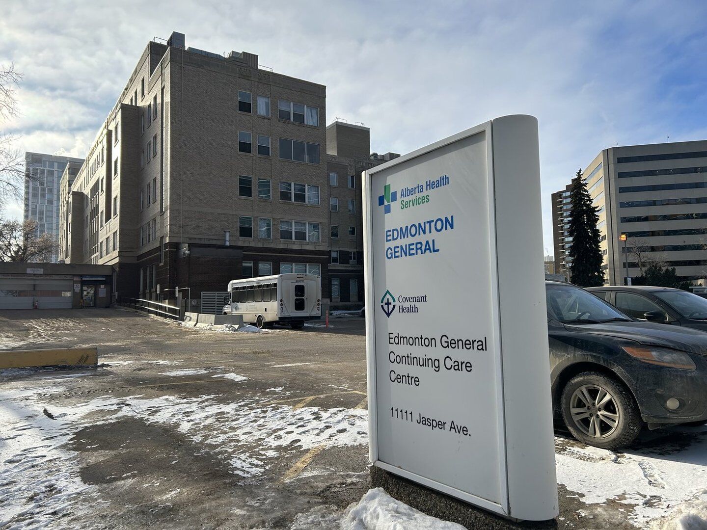 Massive Edmonton care home battling mice infestation, droppings