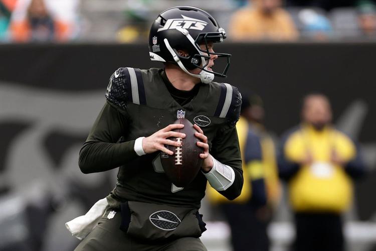 Undrafted rookie QB Brady Cook takes snaps with Jets starters with ...