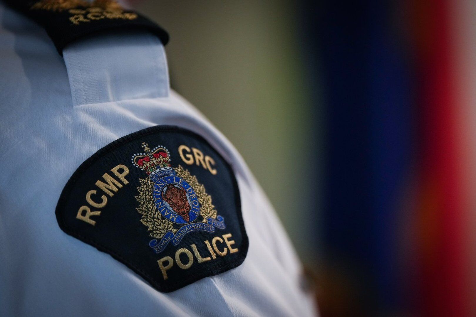 B.C. police chase sees pickup truck lose couch, crash into two RCMP ...