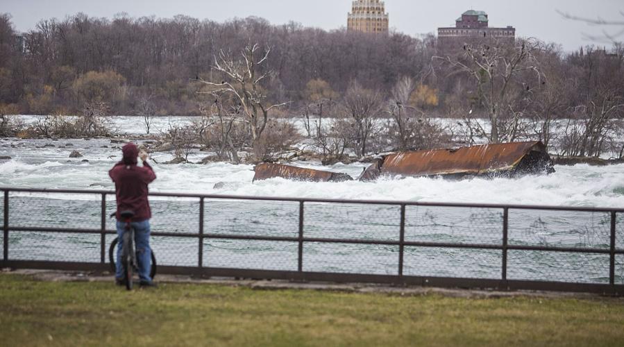 Iron Scow shifts downstream in Niagara Falls