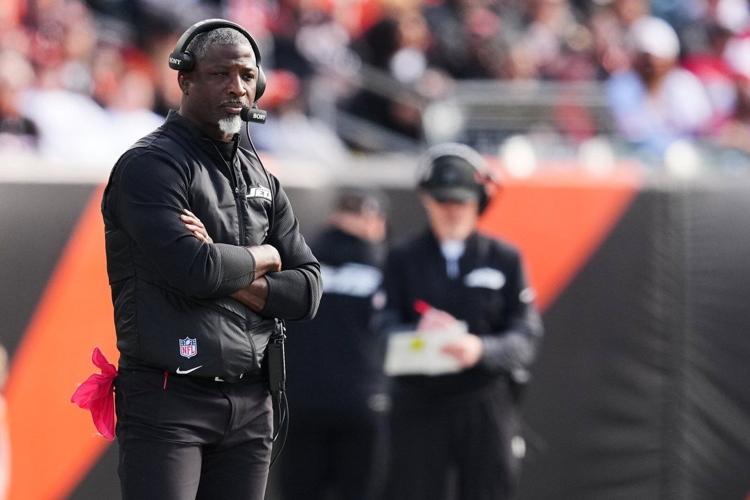 Jets coach Aaron Glenn keeping his starting QB decision under wraps ...