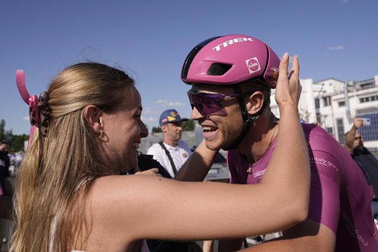 Jonathan Milan sprints to his 3rd stage win in the Giro d'Italia