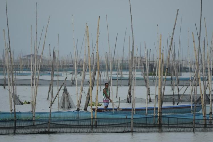 Philippine ferry was overloaded when it flipped over, leaving 27 dead ...