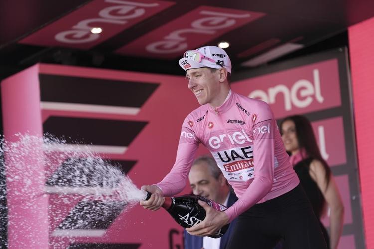 Jonathan Milan sprints to his 3rd stage win in the Giro d'Italia