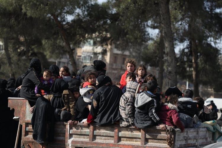 Civilians flee Aleppo as clashes between Syrian government and Kurdish ...