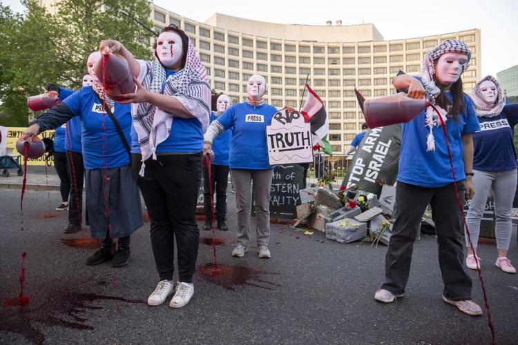 White House journalists use annual press dinner to celebrate First ...