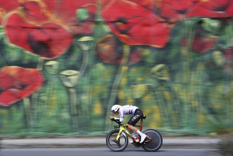 Tarling wins Giro stage 2 by a second over new overall leader Roglic