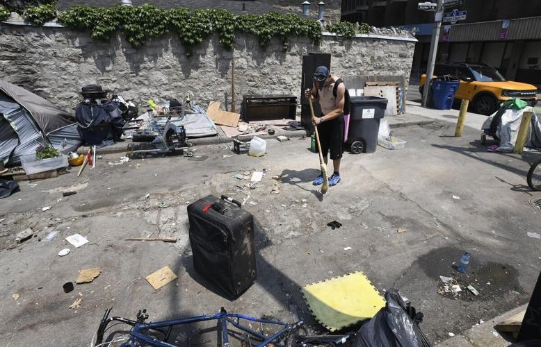 Police urging encampment dwellers to leave Hamilton City Hall