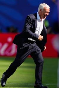 Coach Didier Deschamps back with France at World Cup after flying to ...