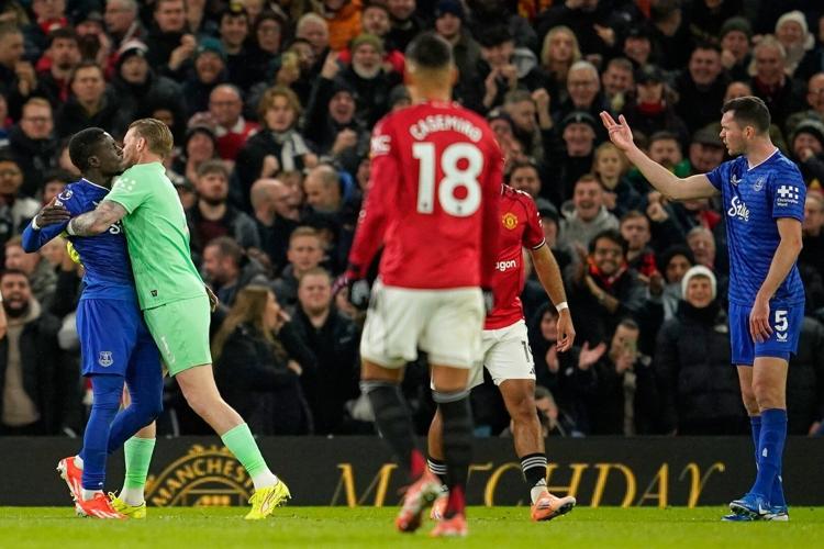 Ten-man Everton beats Man United 1-0 despite Gueye's red card for ...