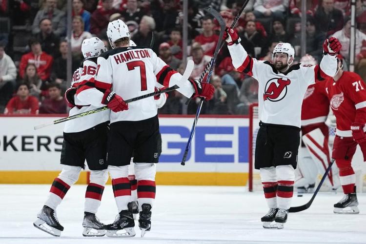 Vanecek makes 32 saves as Devils roll past Red Wings 5-1