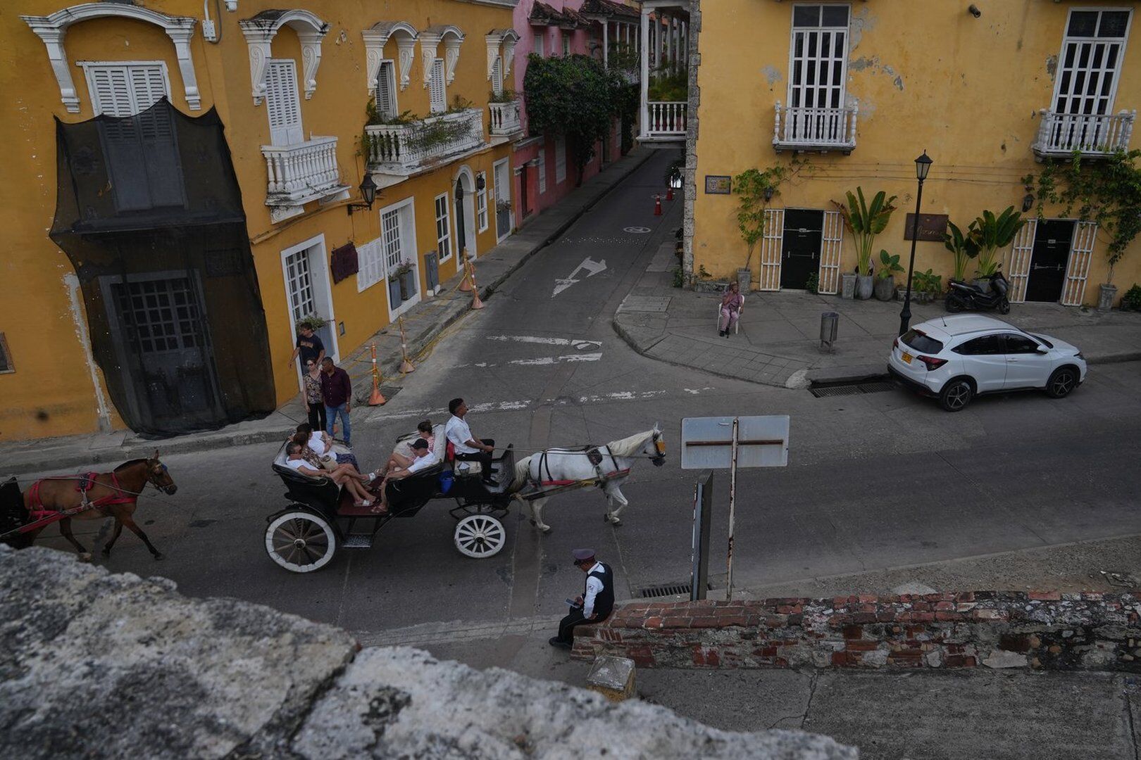 A Colombian city swaps iconic horse buggies for electric carriages amid ...