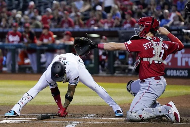 Walker's sacrifice fly in the 8th inning leads Diamondbacks to a 5-2 ...