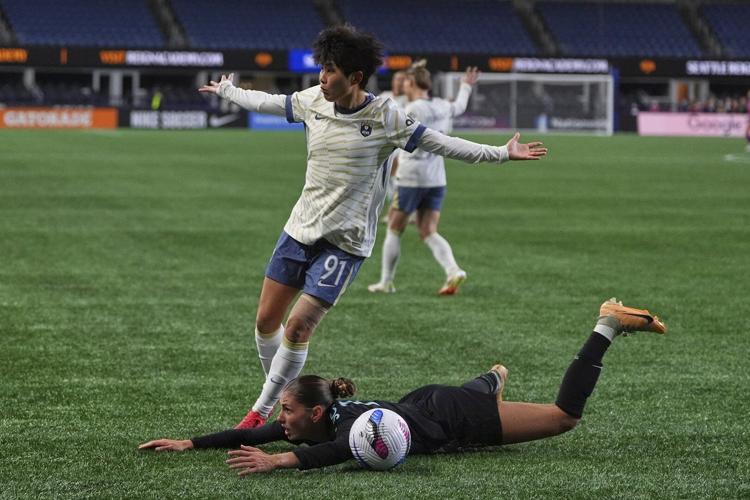Chawinga and Current dominate early in 3-1 win over Thorns