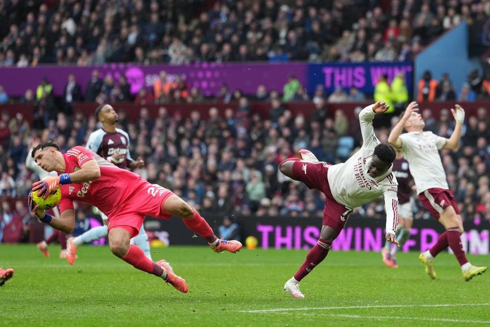 EPL scores: Arsenal stunned late by Aston Villa, Man City closes gap and Liverpool draws