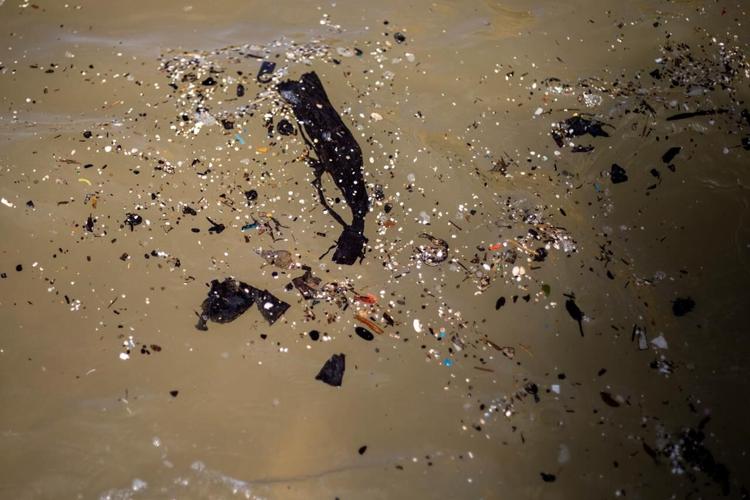 Oil spill stains Israeli shoreline; investigations underway