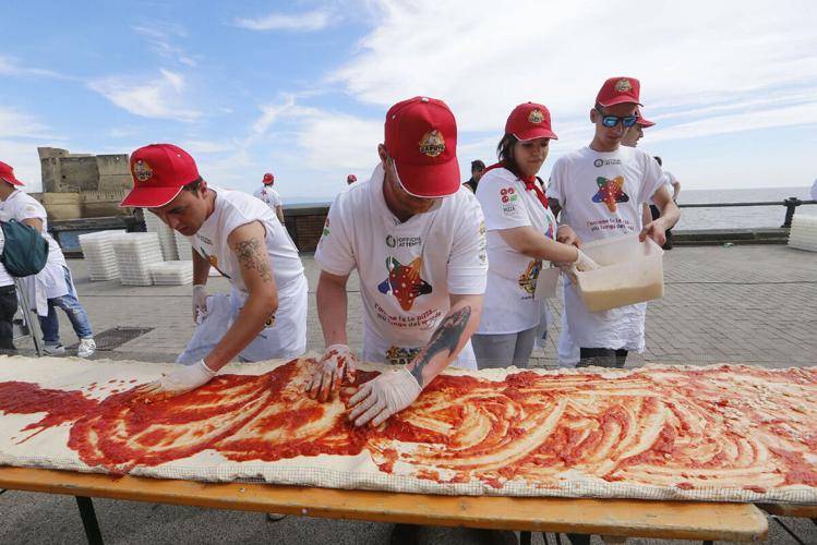 100 Italian chefs have made the world's longest pizza