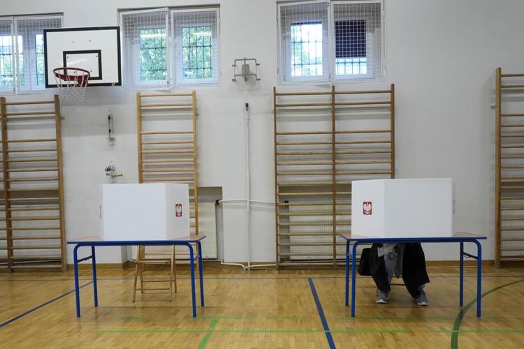 Poles vote in a high-stakes election that will determine whether right ...