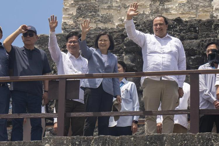 Presidents of Taiwan, Guatemala visit Mayan pyramid