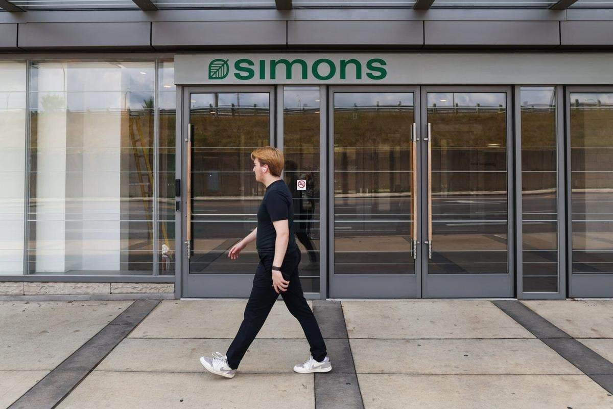 Toronto's first Simons location marks 'new chapter' for department ...