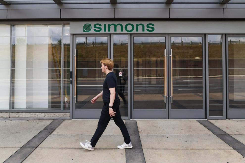 Toronto's first Simons location marks 'new chapter' for department ...