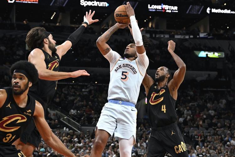 Mitchell, Mobley help Cavaliers beat Spurs 114-113, close within a game of sealing East's best mark