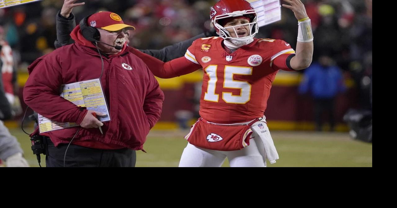 Chiefs' Patrick Mahomes has helmet shattered during playoff game vs. Miami