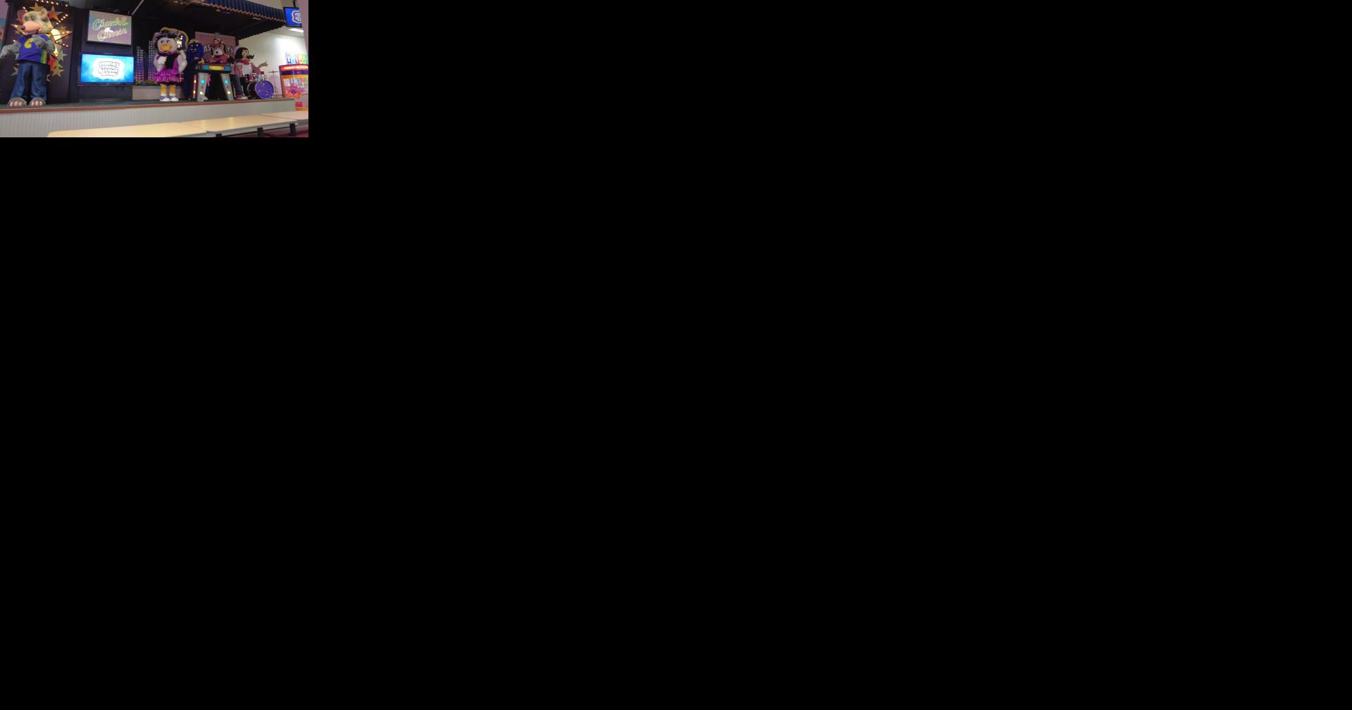 inside the chuck e cheese animatronics