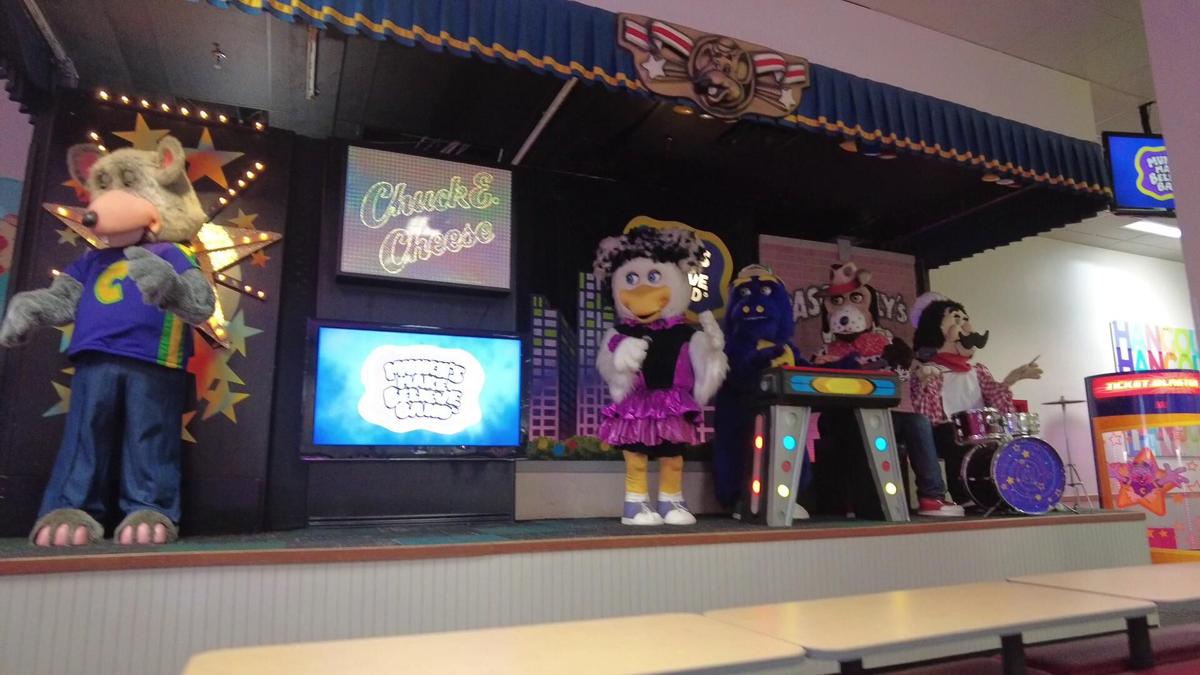 animatronic chuck e cheese