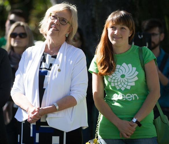 Elizabeth May sings ‘Harperman’ with former federal scientist
