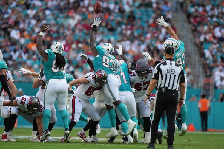 Ewers throws 2 TDs as Dolphins beat Bucs 20-17 to force pivotal Week 18 ...