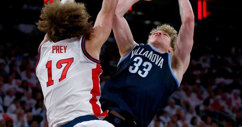 Villanova starting forward Matt Hodge injured against No. 15 St. John's