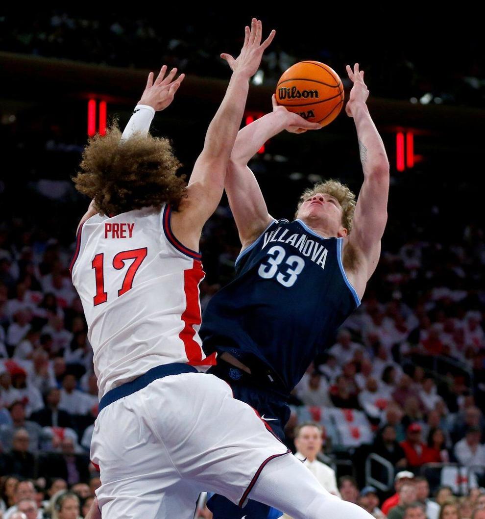 Villanova starting forward Matt Hodge injured against No. 15 St. John's
