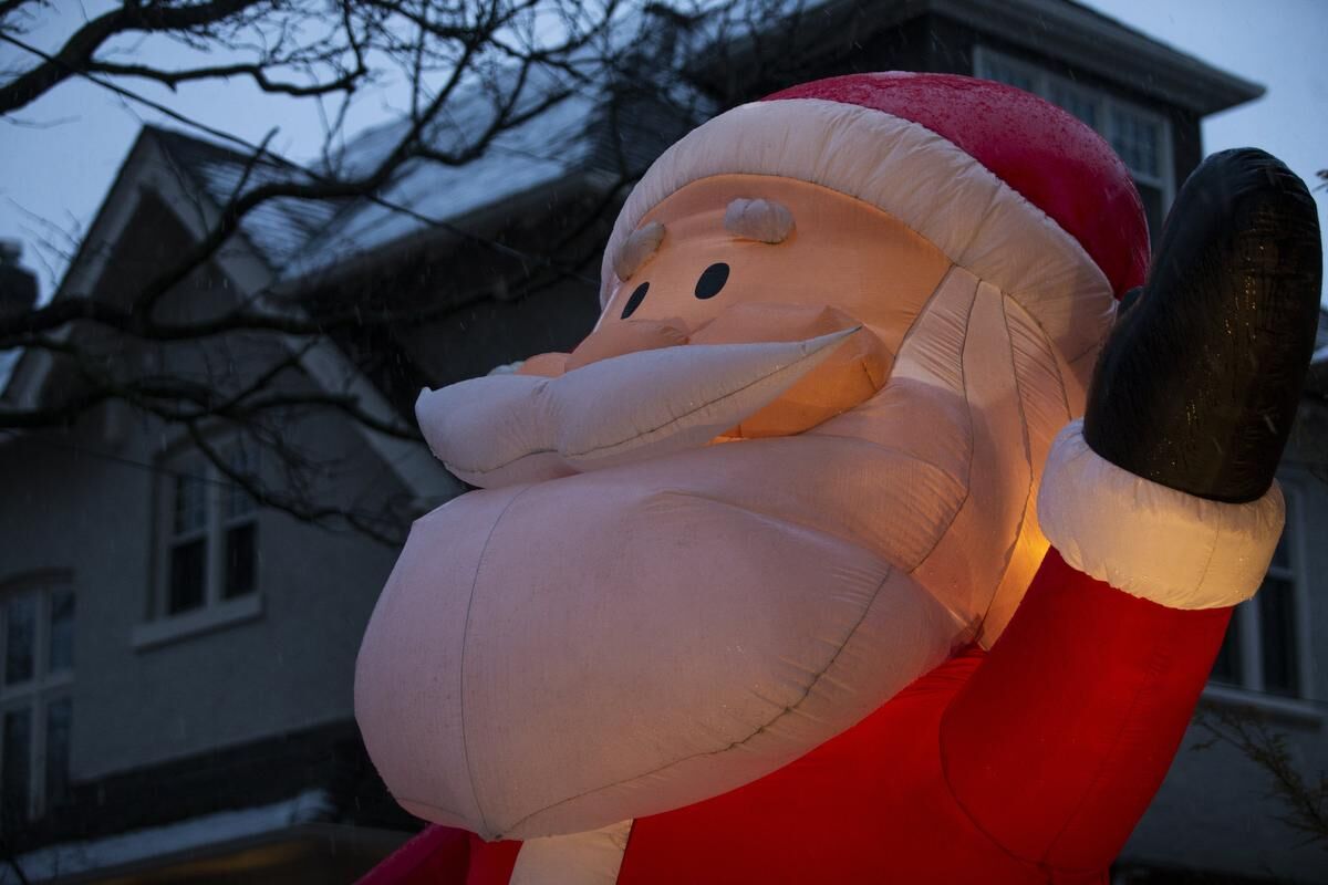Kringlewood: A decade on, giant Santas loom over Inglewood Dr.
