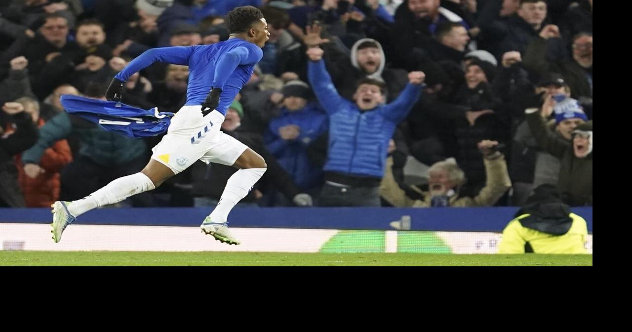 Everton scores late, beats Arsenal 2-1 to end winless run