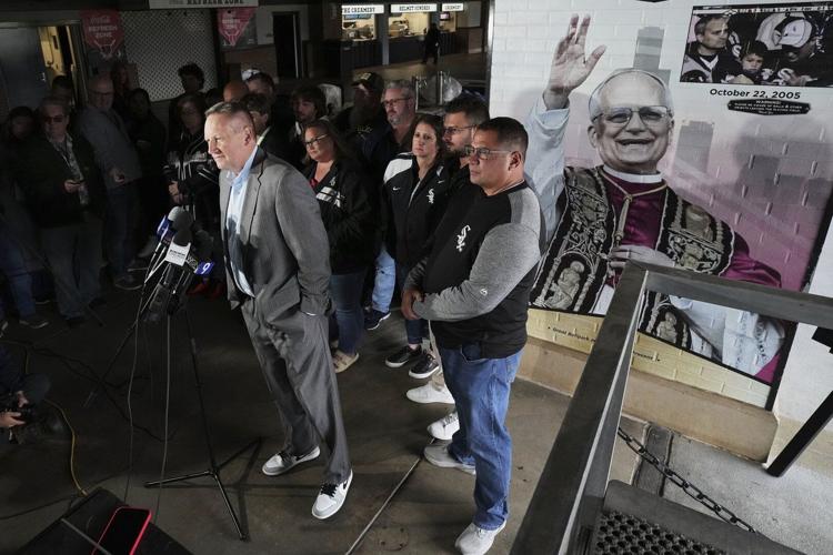 White Sox unveil a graphic installation honoring Pope Leo XIV and his World Series appearance