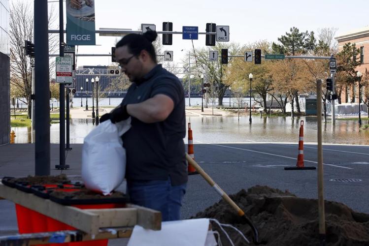 Mississippi River flooding prompts evacuations, sandbagging