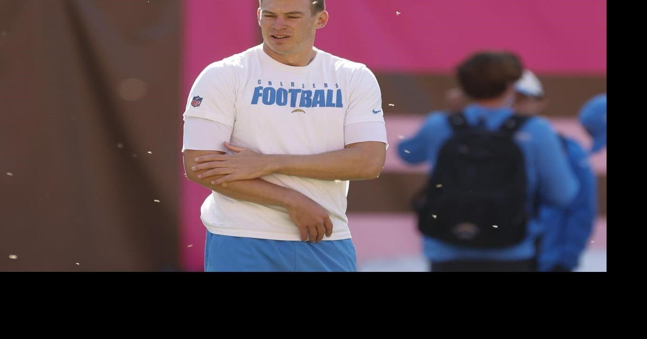 Midges swarm Browns field, stands during game with Chargers