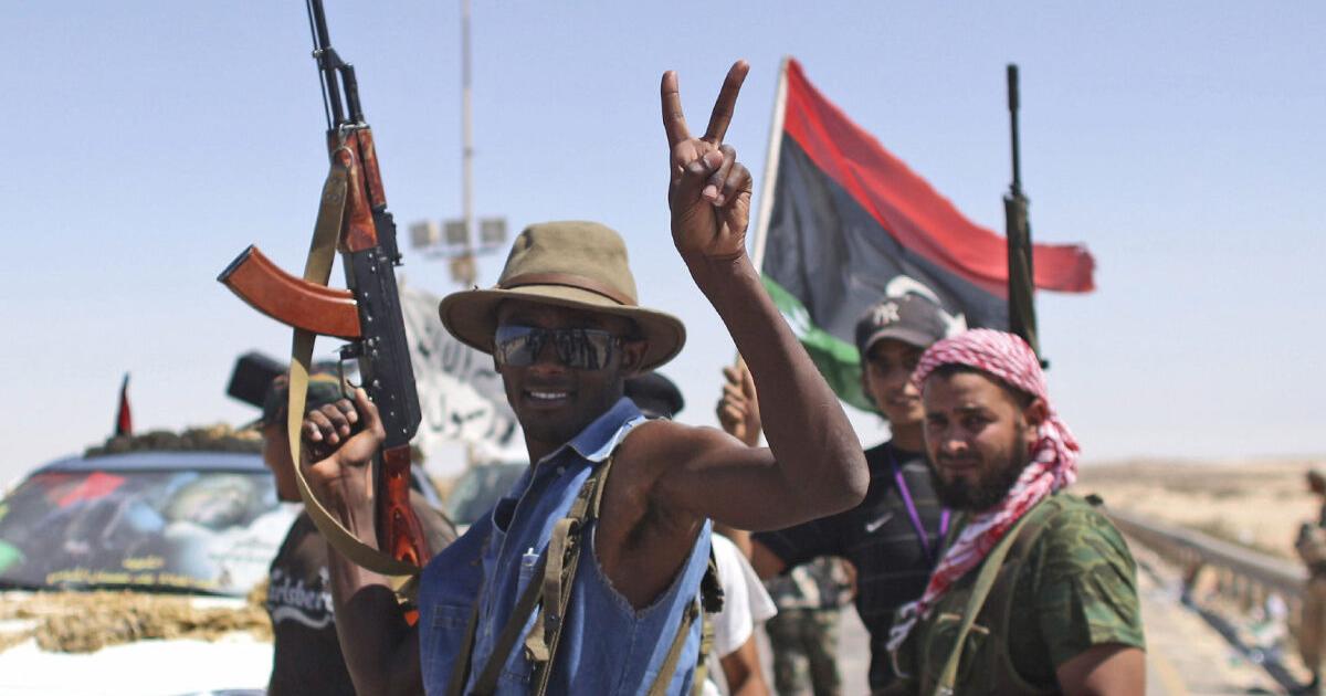 Libyan rebels close grip on Gadhafi as regime launches Scud missile