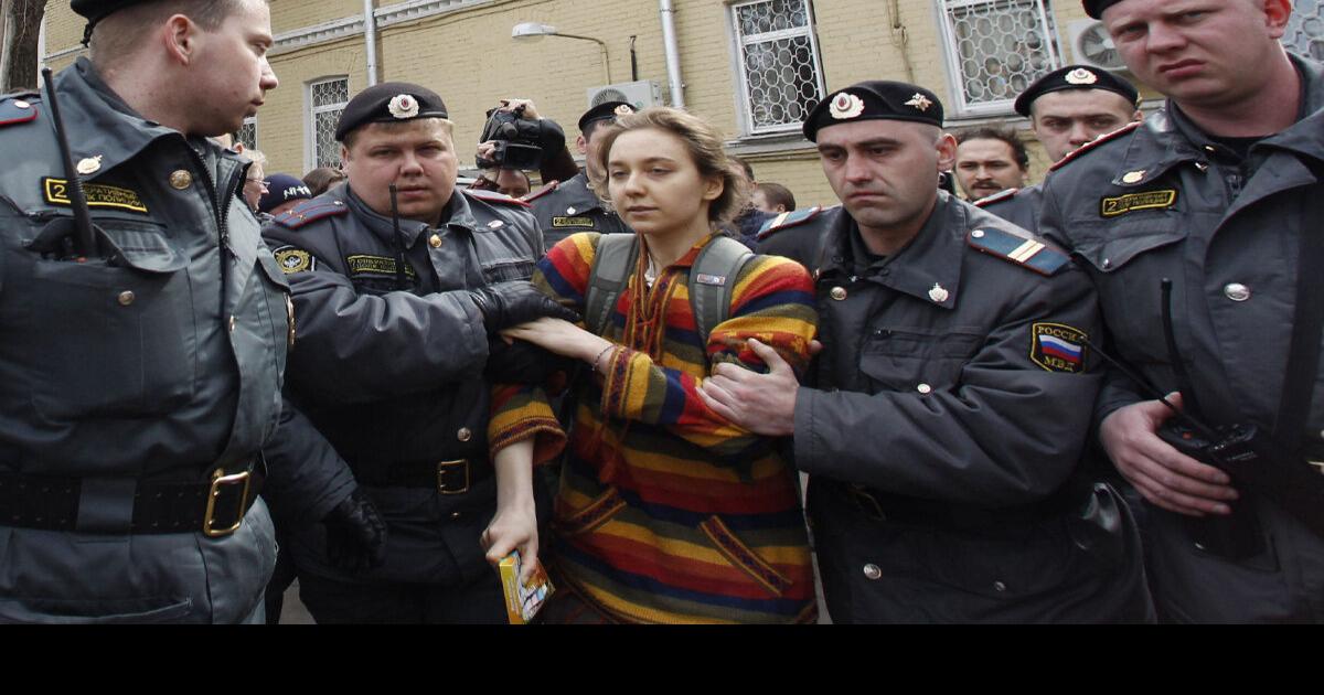 Russian police arrest protesters at hearing for female punk rockers