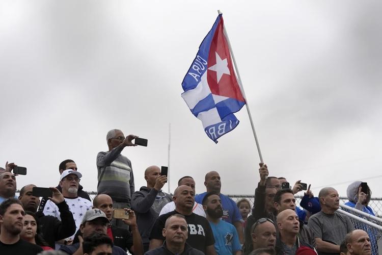 Star-studded breakaway Cuban baseball team celebrates its union, even ...