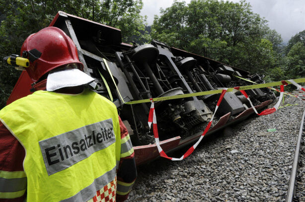 1 dead, dozens injured in Swiss tourist train derailment