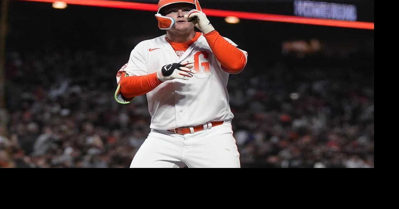 Pederson hits tying homer in 8th, draws winning walk for the Giants in the 9th