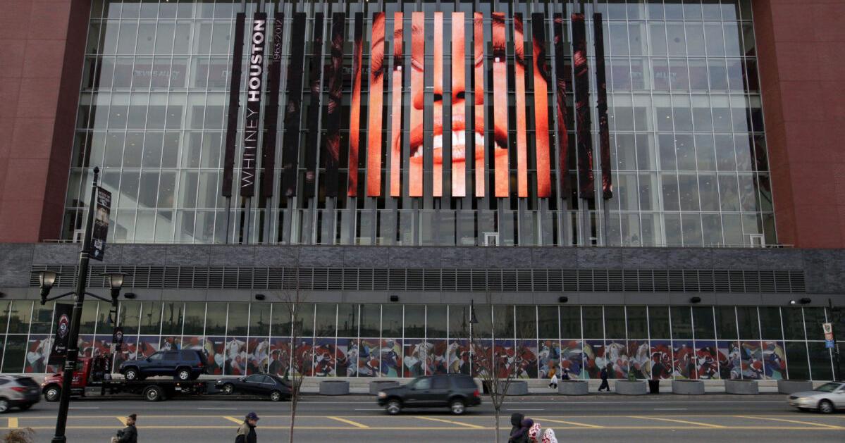 Whitney Houston’s fans seek a place to grieve