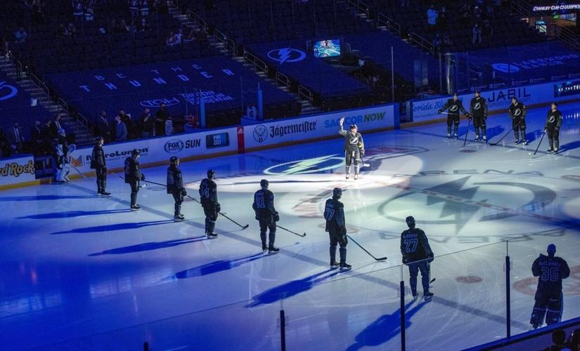 Lightning raise banner for fans, beat Predators 6-3