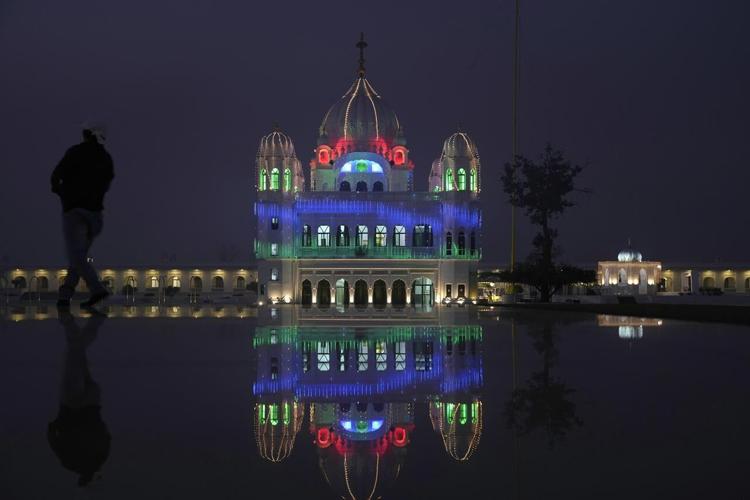 Thousands of Indian Sikhs visit the shrine of the founder of their ...