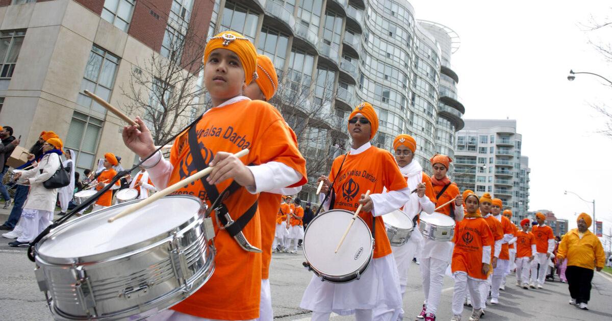 Downtown Toronto becomes sea of saffron as thousands celebrate Sikh New ...