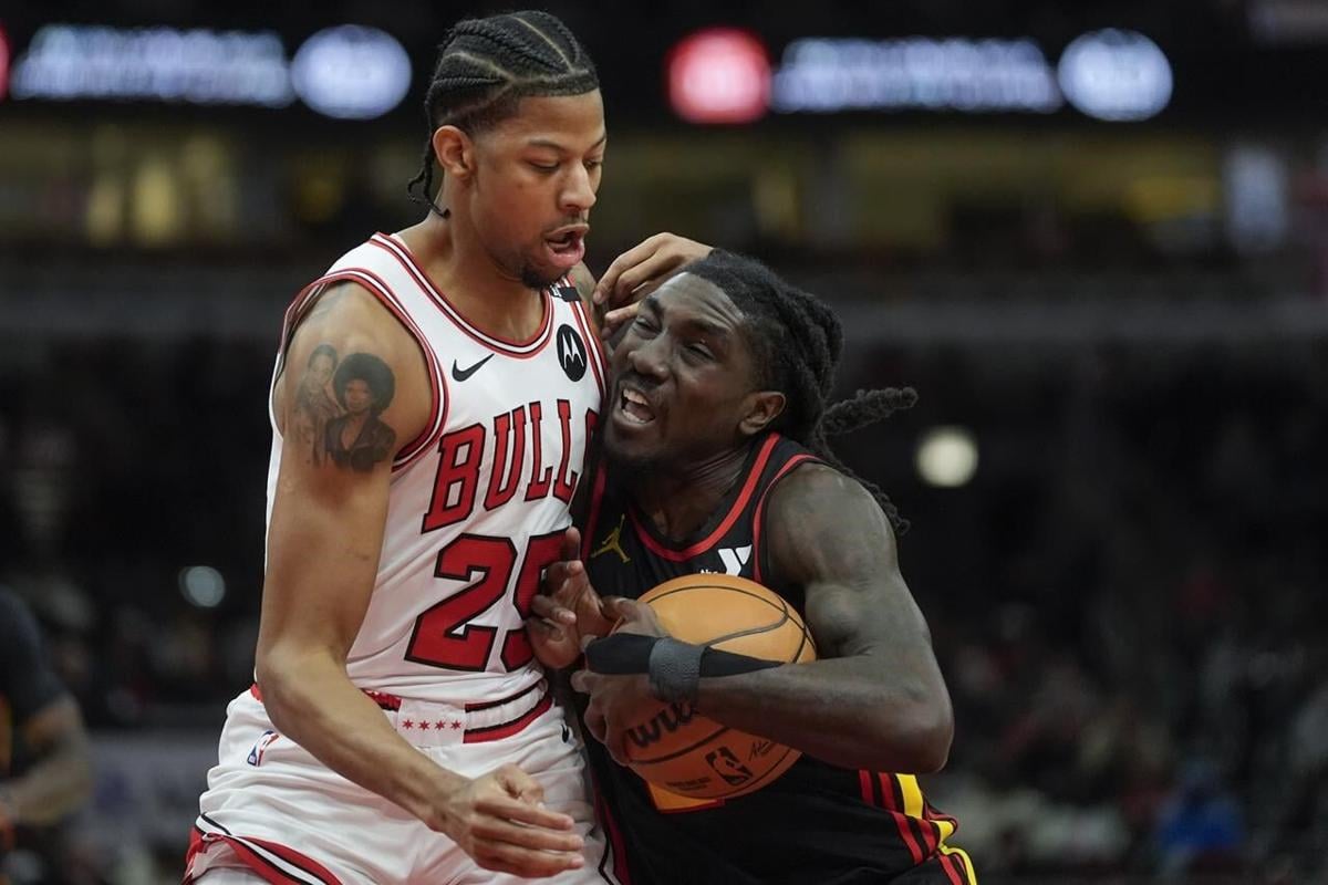 Keaton Wallace scores career-high 27 points to help the Hawks beat the Bulls, 110-94