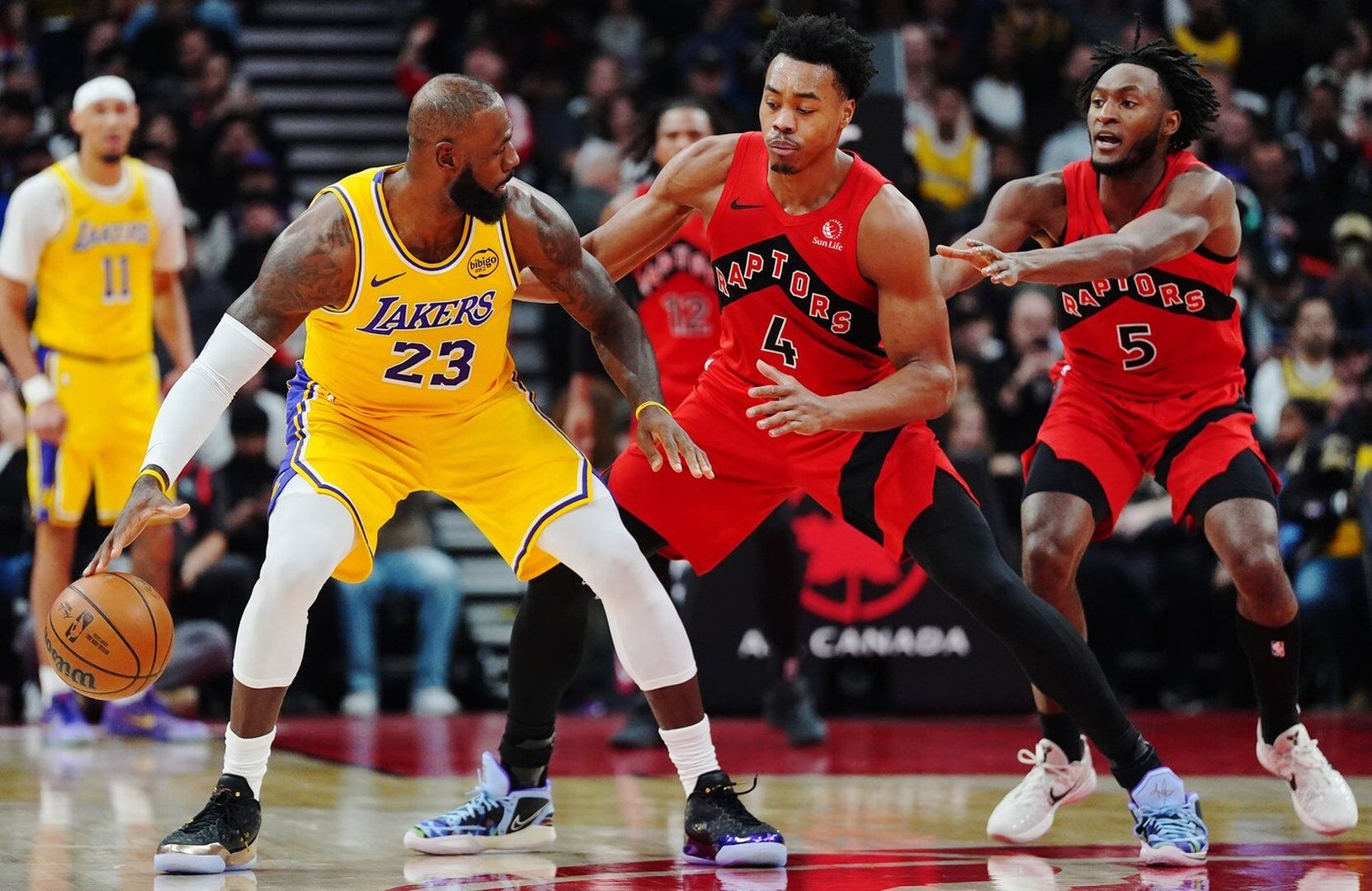 LeBron James's historic streak of double-digit scoring ends as Lakers ...